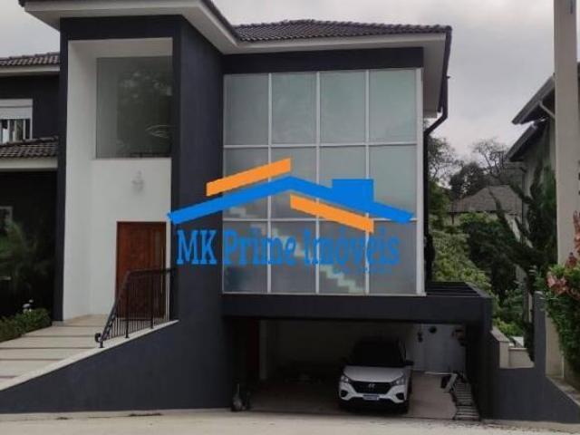 Luxuosa Casa com Piscina Aquecida – 358m² Construídos em Terreno de 450m²