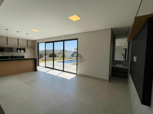LUXUOSA CASA Á VENDA COM 355m²,NO VALLE DA SERRA,3 SUITE,BANHEIRA, PISCINA, AREA GOURMET, 4 VAGAS