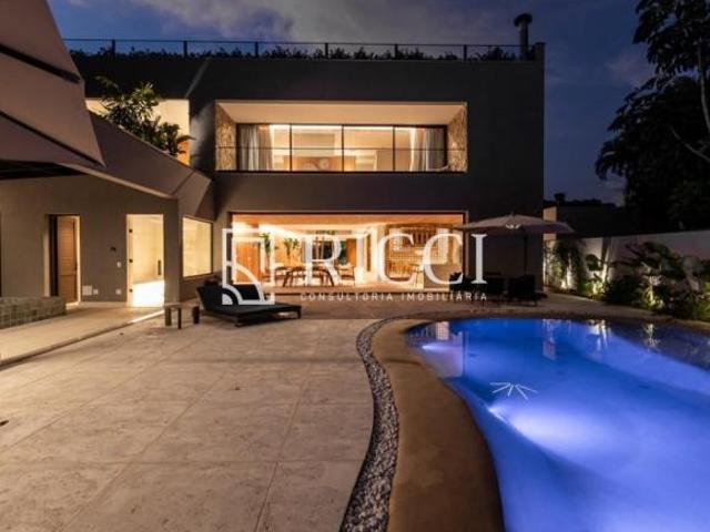Luxuosa casa à venda em Guarujá SP, no Jardim Acapulco, com 7 quartos, 7 suítes, 4 salas, 10 banheir