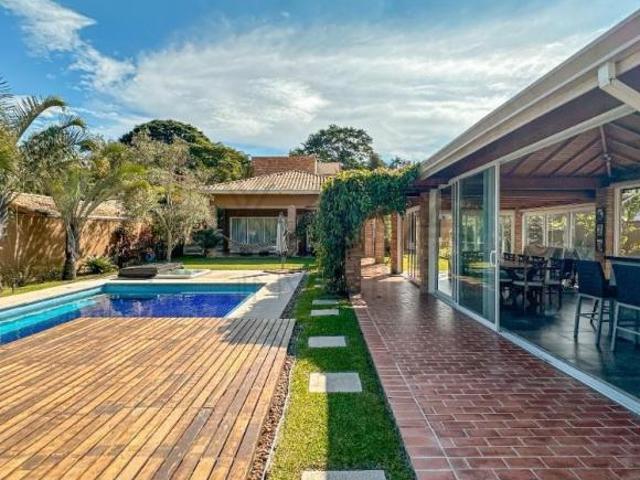 Luxuosa casa à venda no Condomínio Parque Dom Henrique: 90% térrea, hóspedes, gourmet, piscina, 4 su