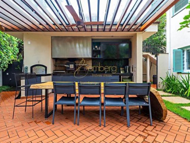 Luxuosa! Casa à venda no Jardim Guedala,totalmente reformada, Semi mobiliada! 4 vagas!