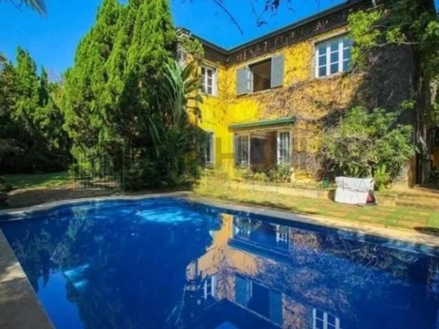 Luxuosa casa de alto padrão de 4 suítes no Jardim América: 6 salas, 8 banheiros, 12 vagas de garagem