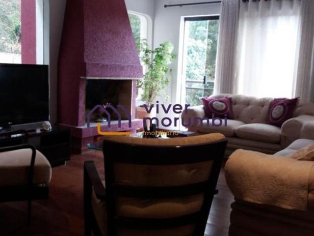 Luxuosa casa em Condomínio