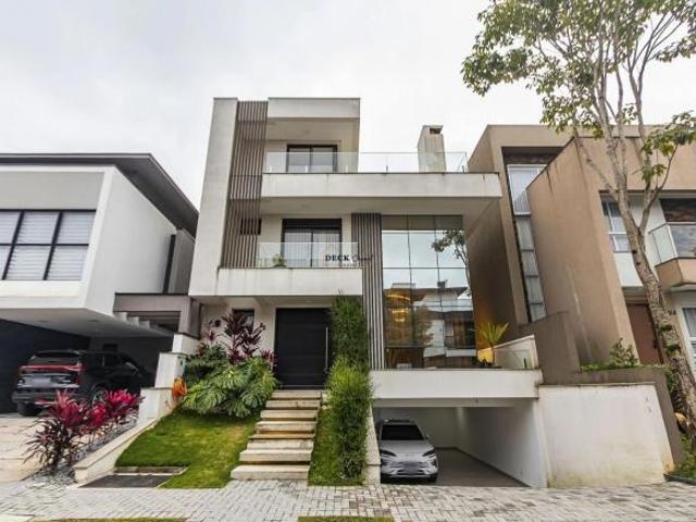 Luxuosa casa em Condomínio Clube, 3 Suítes, 3 vagas de garagem cobertas, totalmente mobiliada no Ba