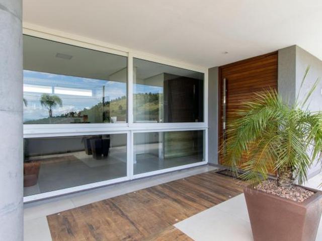Luxuosa Casa em Condomínio de Alto Padrão com vista para Guaiba