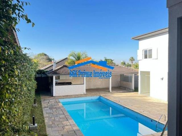 Luxuosa Casa em Alphaville 5 c/ 620m² com Piscina e 4 Suítes Amplas