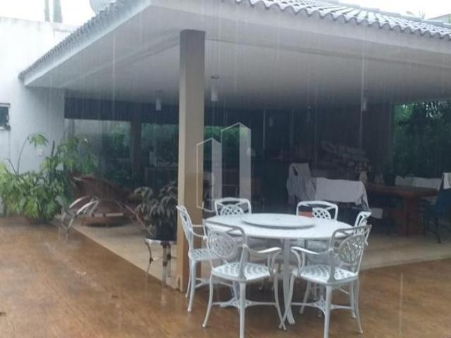 Luxuosa Casa em Granville, Goiânia: 4 Suítes na parte superior com armários.