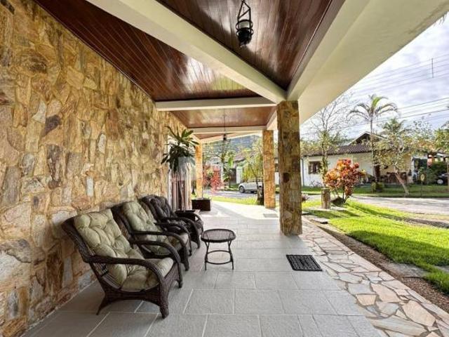 Luxuosa casa em UBATUBA com 6 quartos 566 m² no Country Clube