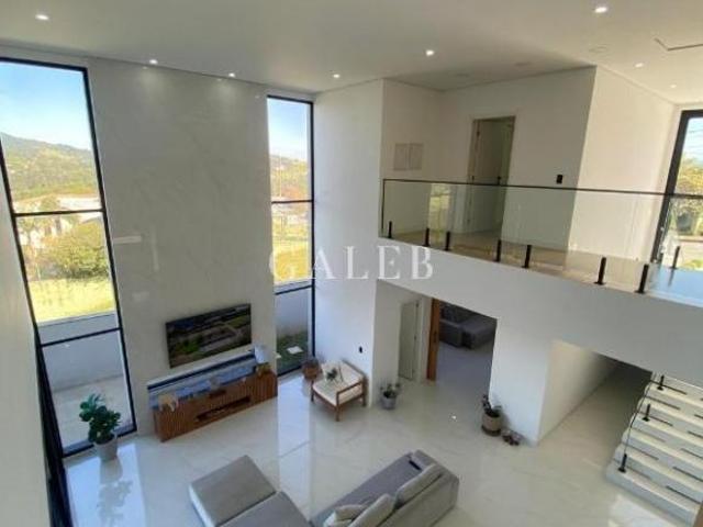 Luxuosa casa no Condomínio Serra da Estrela com 5 suítes e uma vista deslumbrante