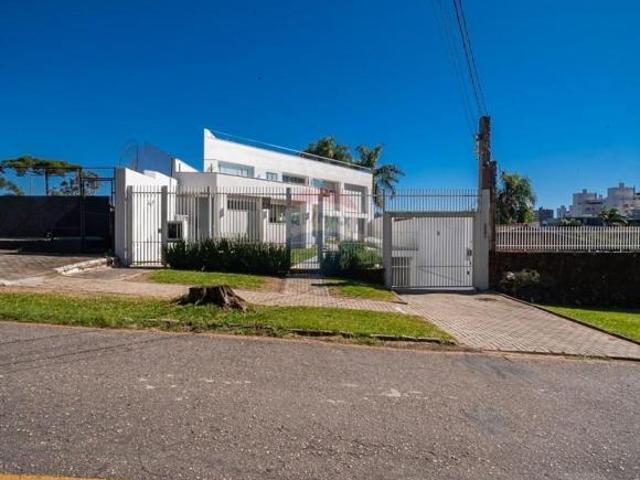 Luxuosa Casa no Hugo Lange: Seu Refúgio dos Sonhos