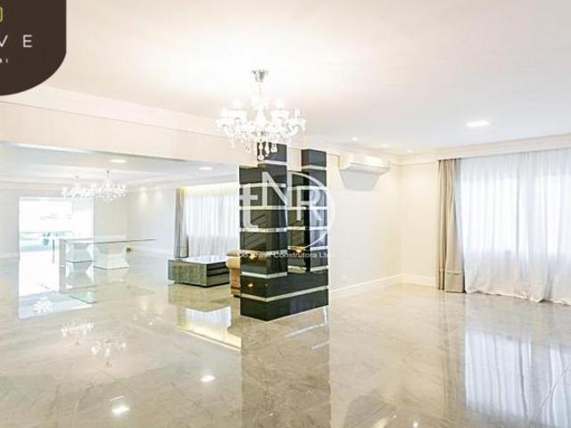 Luxuosa casa no Jardim Los Angeles com 04 suítes e 04 vagas de garagem, no Seminário!