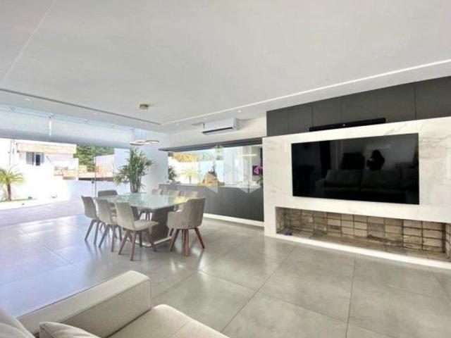 LUXUOSA CASA SEMI MOBILIADA COM 3 SUÍTES E AMPLO PÁTIO COM PISCINA!