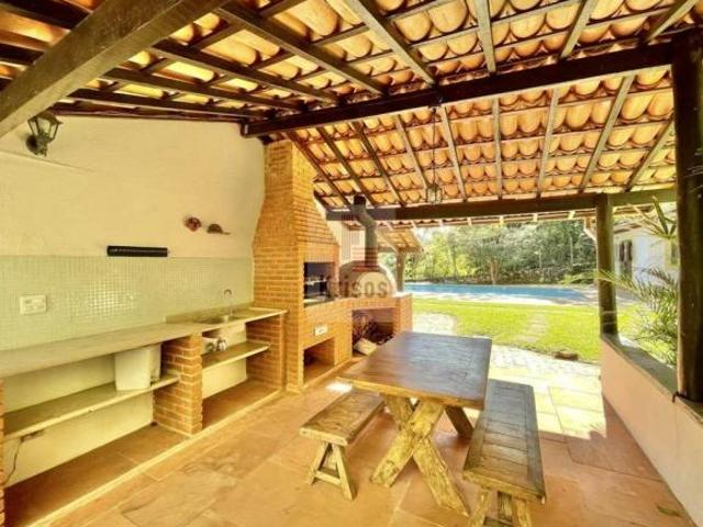 Luxuosa Casa Rústica com Estilo Único em Área Privilegiada