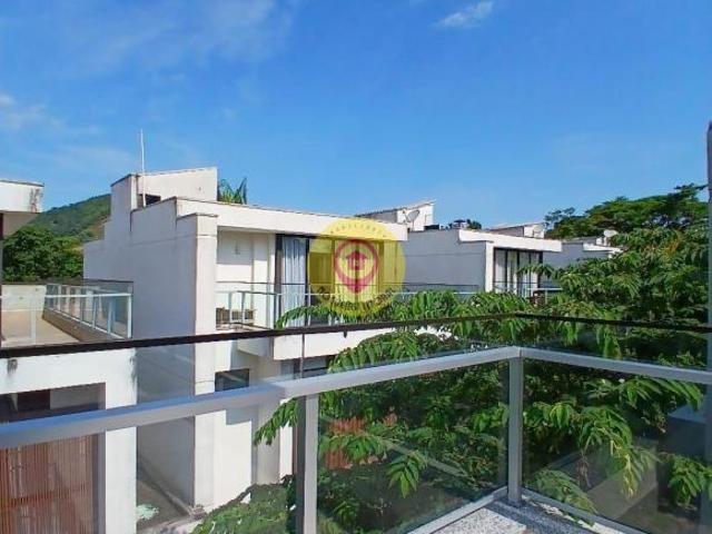 Luxuosa Casa Tríplex no Condomínio Cambury Residence II – A 200m da Praia de Cam