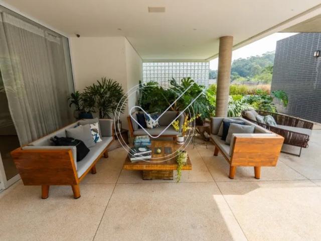 Luxuosa Residência com Estilo Minimalista e Sustentabilidade