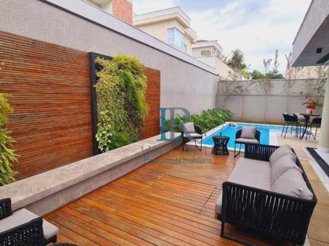 Luxuosa Residência à Venda por R$ 5.000.000: 4 Suítes, Piscina e Aquecimento Solar!