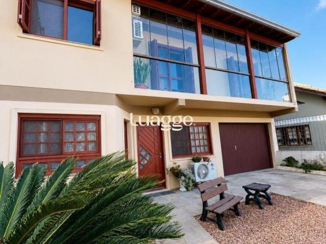 Luxuosa Residência no Cantegril | 4 Dormitórios, 3 Suítes, 273m² e 8 Vagas