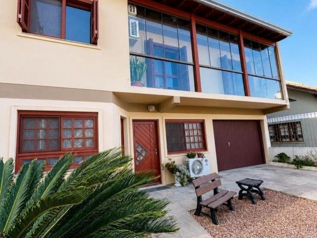 Luxuosa Residência no Cantegril | 4 Dormitórios, 3 Suítes, 273m² e 8 Vagas