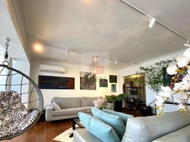 Luxuoso apartamento de 244m² 4 dormitórios