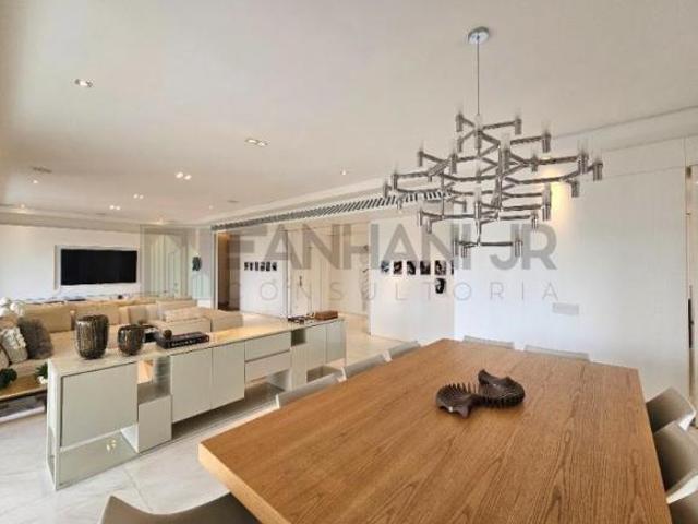 Luxuoso apartamento de 4 suítes em Moema, São Paulo SP, com 400m² e 5 vagas de garagem! Imperdível o