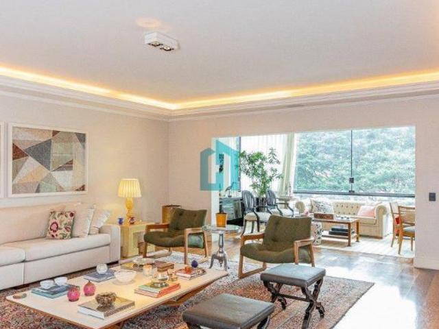 Luxuoso Apartamento em Moema à Venda