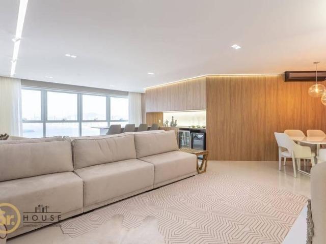Luxuoso Frente Mar Com 3 Suítes E Hidromassagem Com Vista Total Para o Mar de Balneário Camboriú