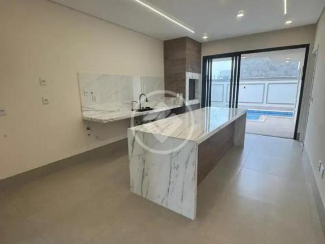 Luxuoso sobrado no Condomínio Florais do Parque, com 289,39m2 de área construída,4 suítes e living
