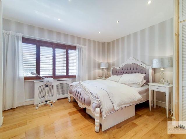 Luxurious 3 Bedroom Apartment in Canary Wharf, E14