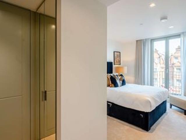 Luxurious 2 Bedroom Apartment with Private Balcony & High End Amenities in Central London