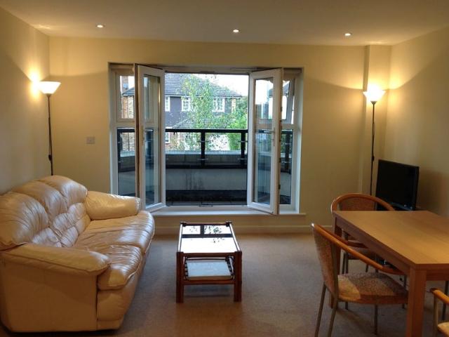 Luxurious 2 Bedroom Apartment Next to Underground