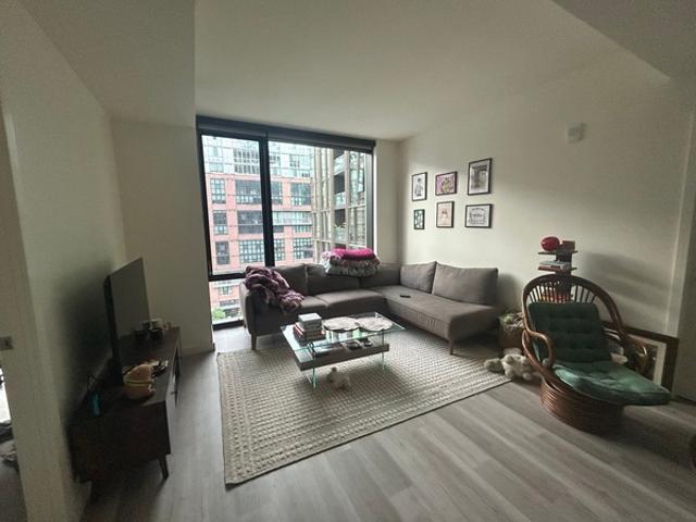 Luxurious building, private bathroom, easy red line access