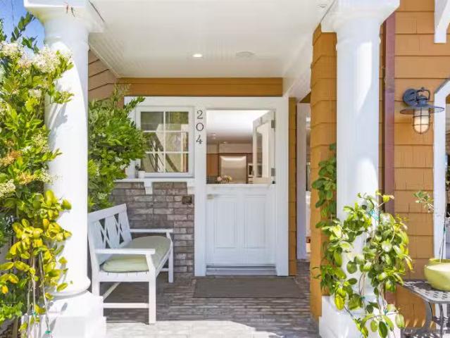 Luxurious Home on Balboa Island Yearly Saleal 204 Agate Ave