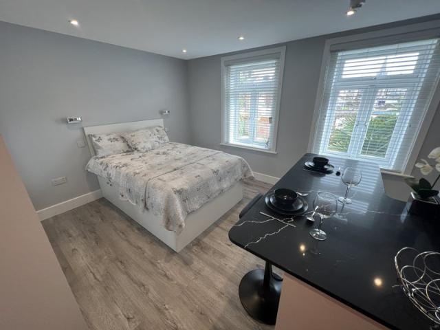 Luxurious Studio Bills inc Zero Deposit Option