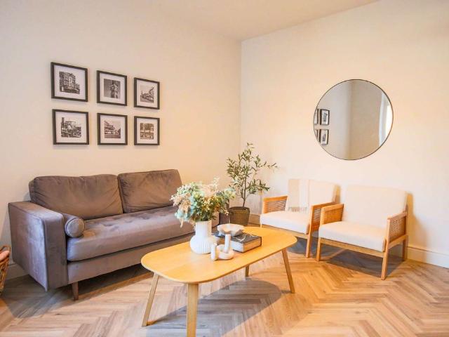 Luxurious Professional House Share Room 4