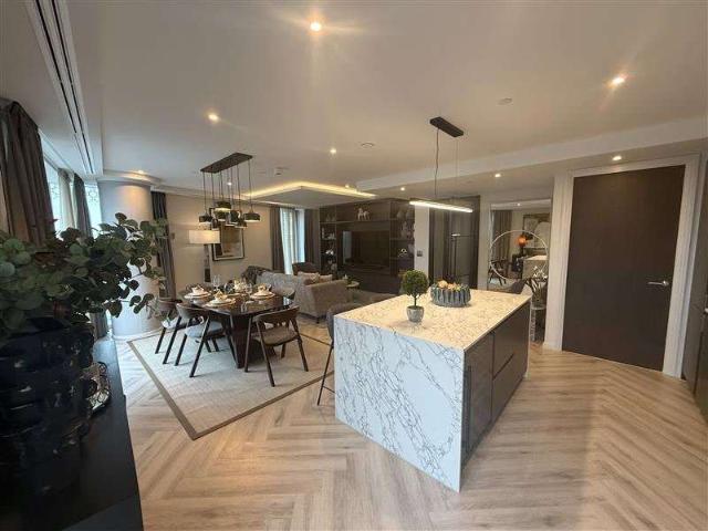 Luxurious two bedroom, two bathroom penthouse on the 44th floor of the Amazing Square Gardens development