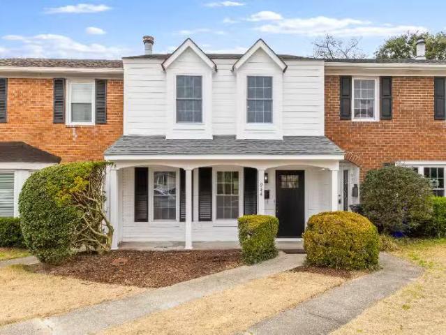 Luxuriously Remodeled 2 Bed, 2.5 Bath Townhome with Dual Prima.
