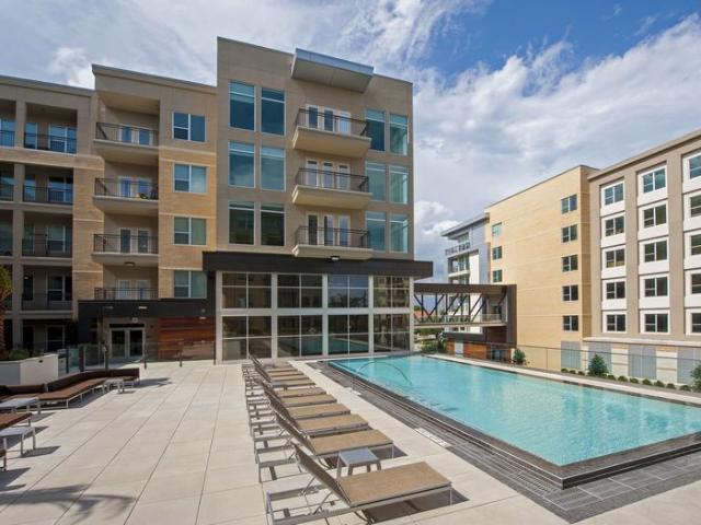 Luxury 3 Bedroom Suite: Stylish City Haven
