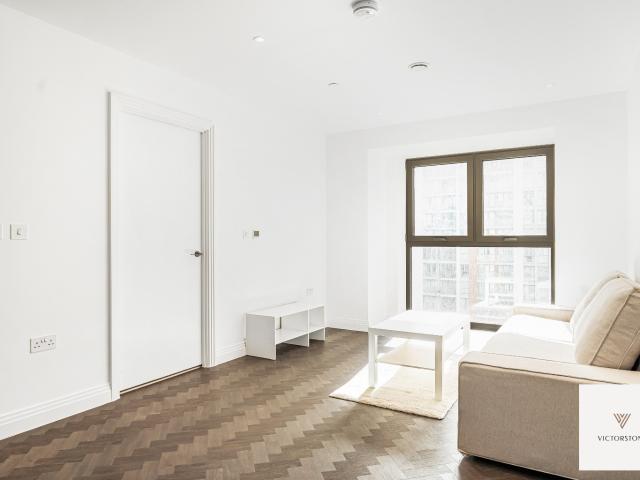 Luxury 10th Floor Apartment with Pool, Gym & Concierge in E16