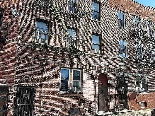 Luxury 14 room Detached House for sale in 1136 Metcalf Avenue, Bronxdale Houses, Bronx County, New York