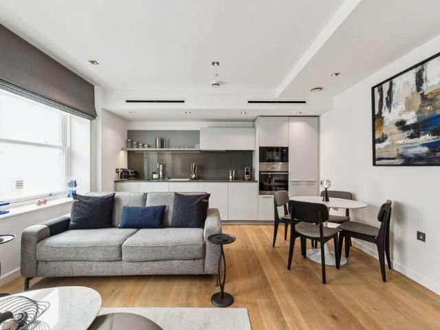 Luxury 1 bed apartment moments from the Strand with concierge