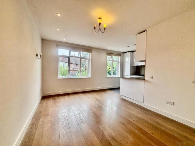 Luxury 2 to 3 Bed Duplex Near Golders Green