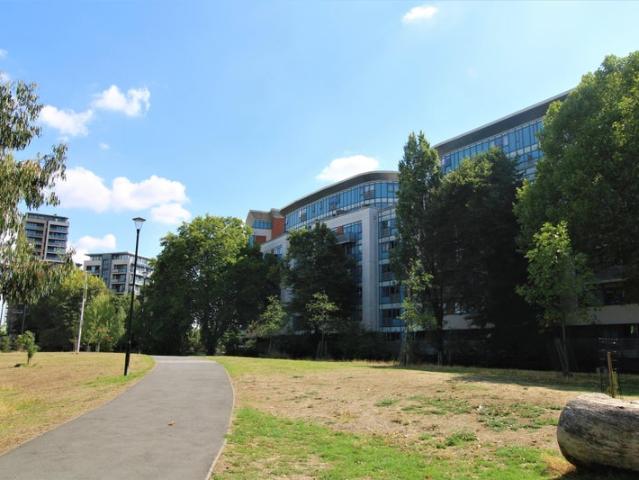 Luxury 2 bed/2 bath with Balcony, Bethnal Green E2