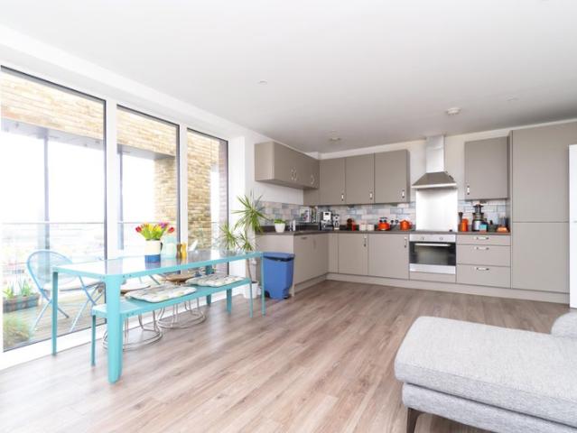Luxury 2 bed, 2 bath, Balcony, Gym, Concierge SE18