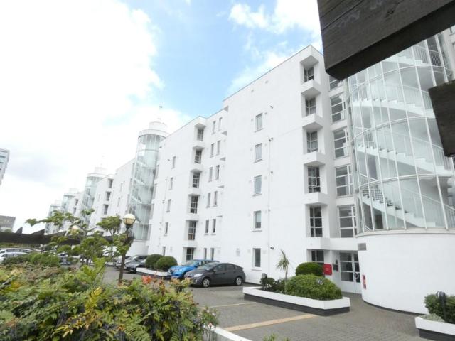 Luxury 2 bed, 2 bath with Balcony, Gym, E16