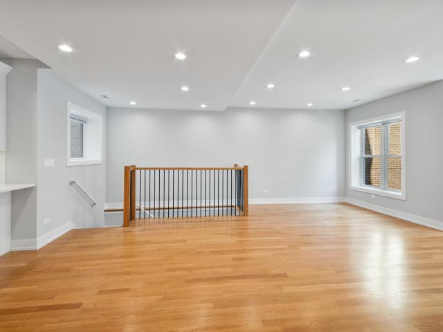 Luxury 4BR/3BA Duplex Down in Ravenswood with Modern Finishes & Amenities