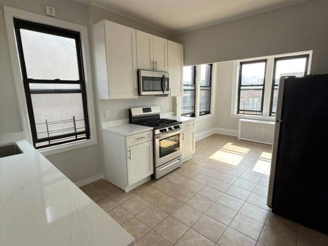 Luxury 5 room Detached House for rent in Queensbridge Houses, New York