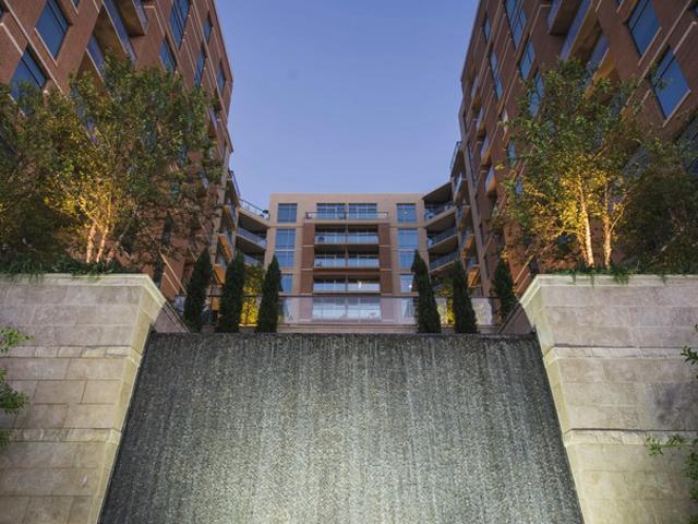 luxury community in University Place save $$ 4 weeks free