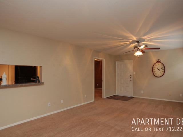 Luxury apartment community in Spring6 reduced rents!