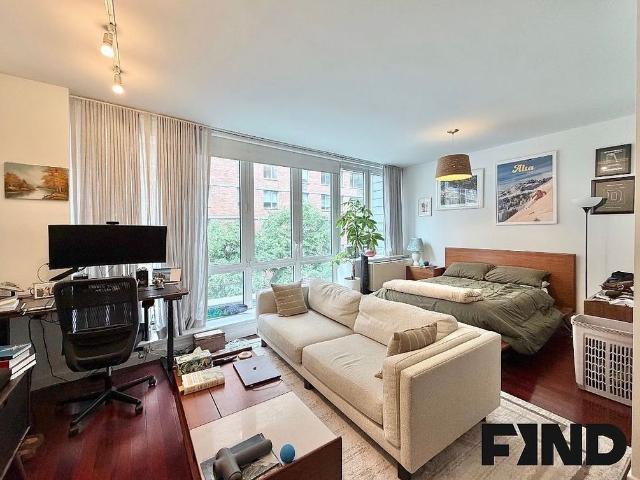 Luxury apartment complex for rent in 125 West 21st Street, New York