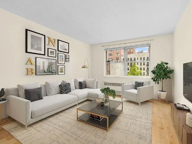 Luxury apartment complex for rent in 170 West 23rd Street, New York